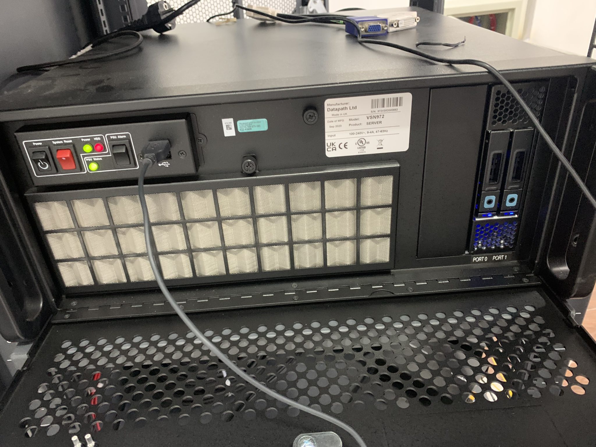 Triển khai lắp đặt màn hình ghép và controller cho phòng họp